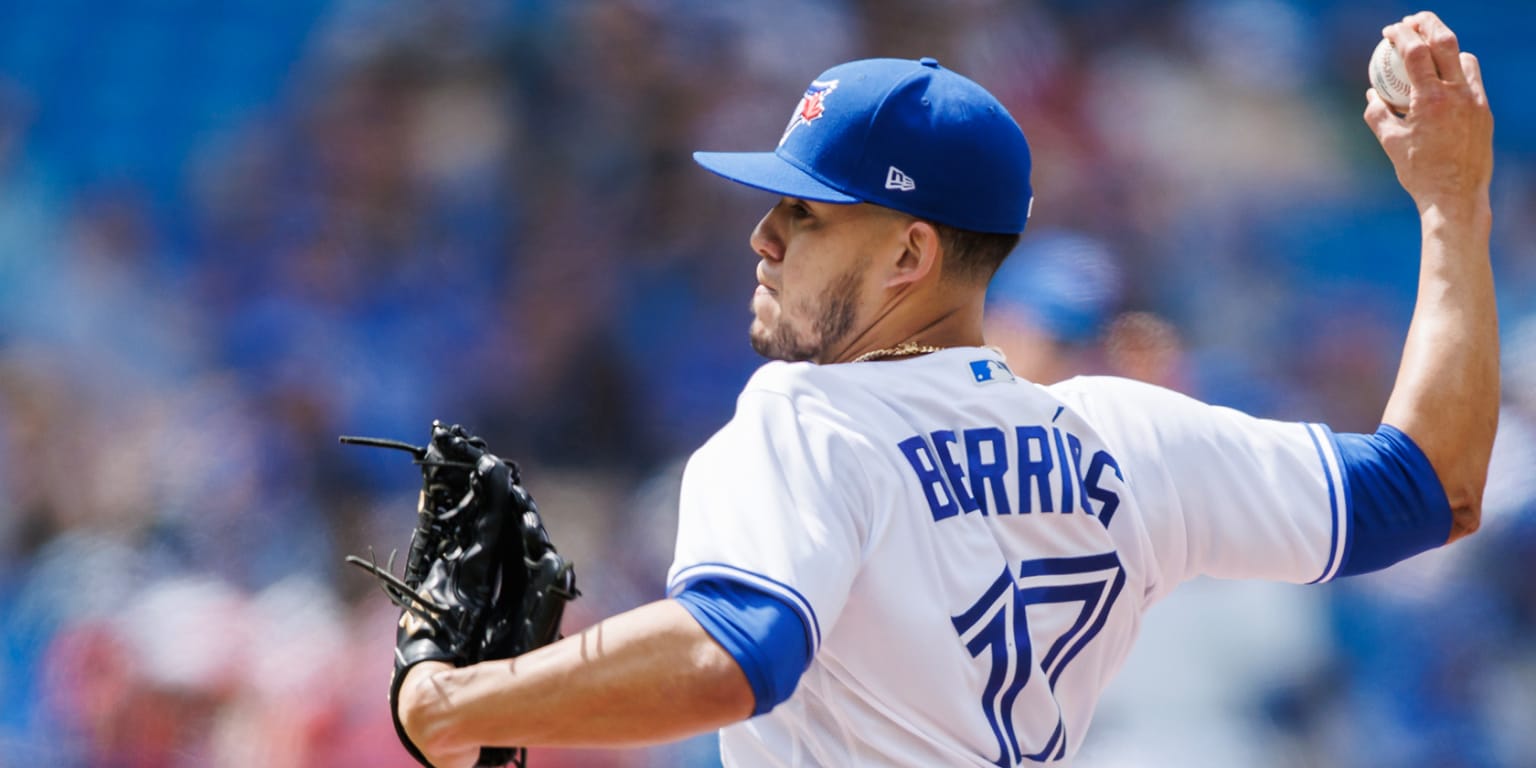 Con un sólido Berríos, Azulejos vuelven a someter a Bravos