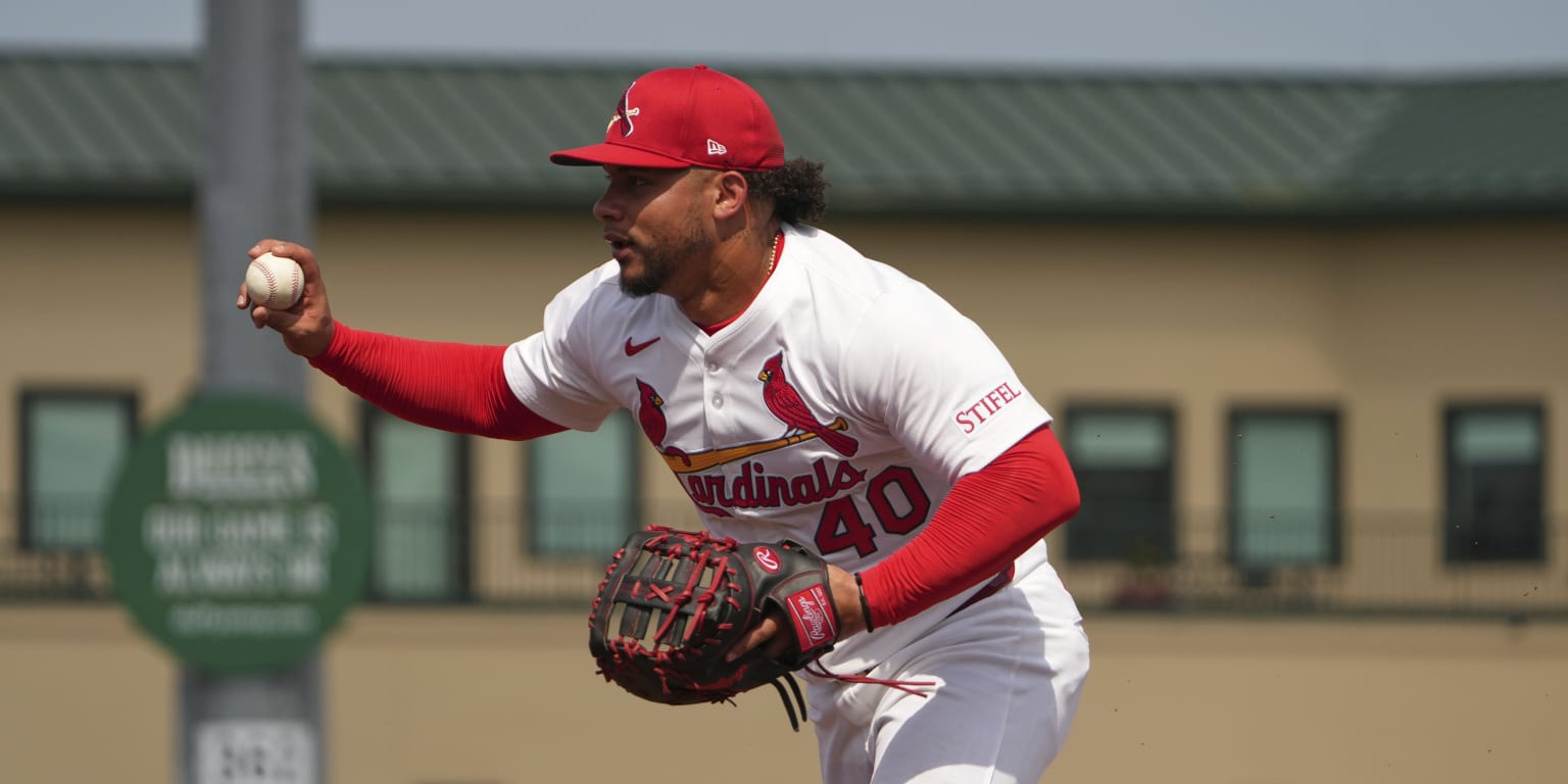 Willson Contreras excels in move to first base for Cardinals