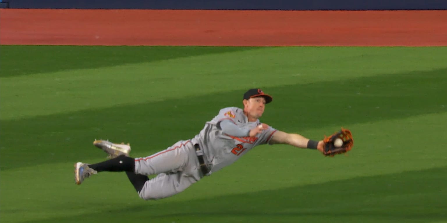 Austin Hays makes impressive diving catch in win over Blue Jays