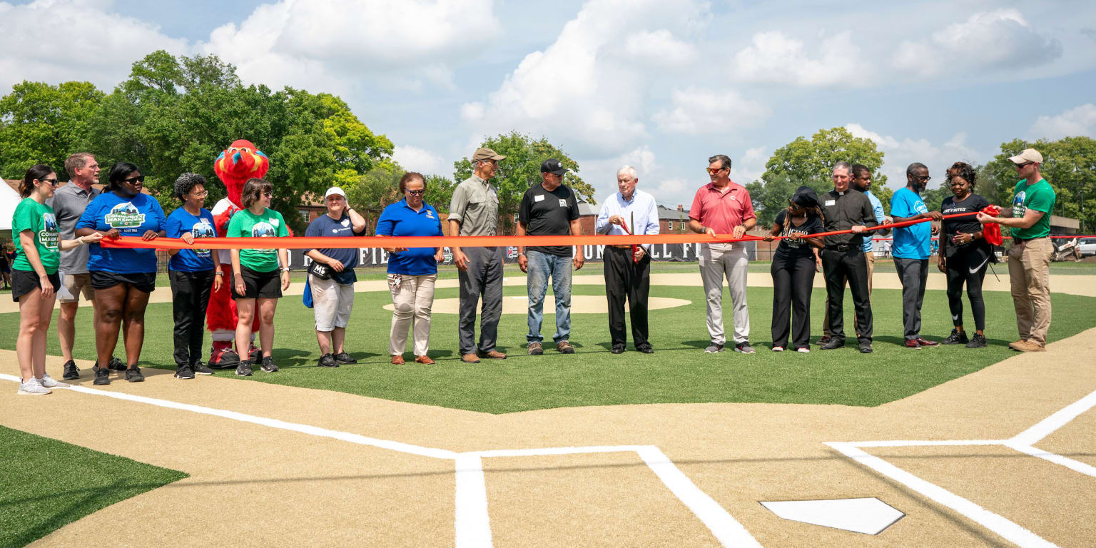 Reds host community makeover in Cincinnati's Bond Hill neighborhood