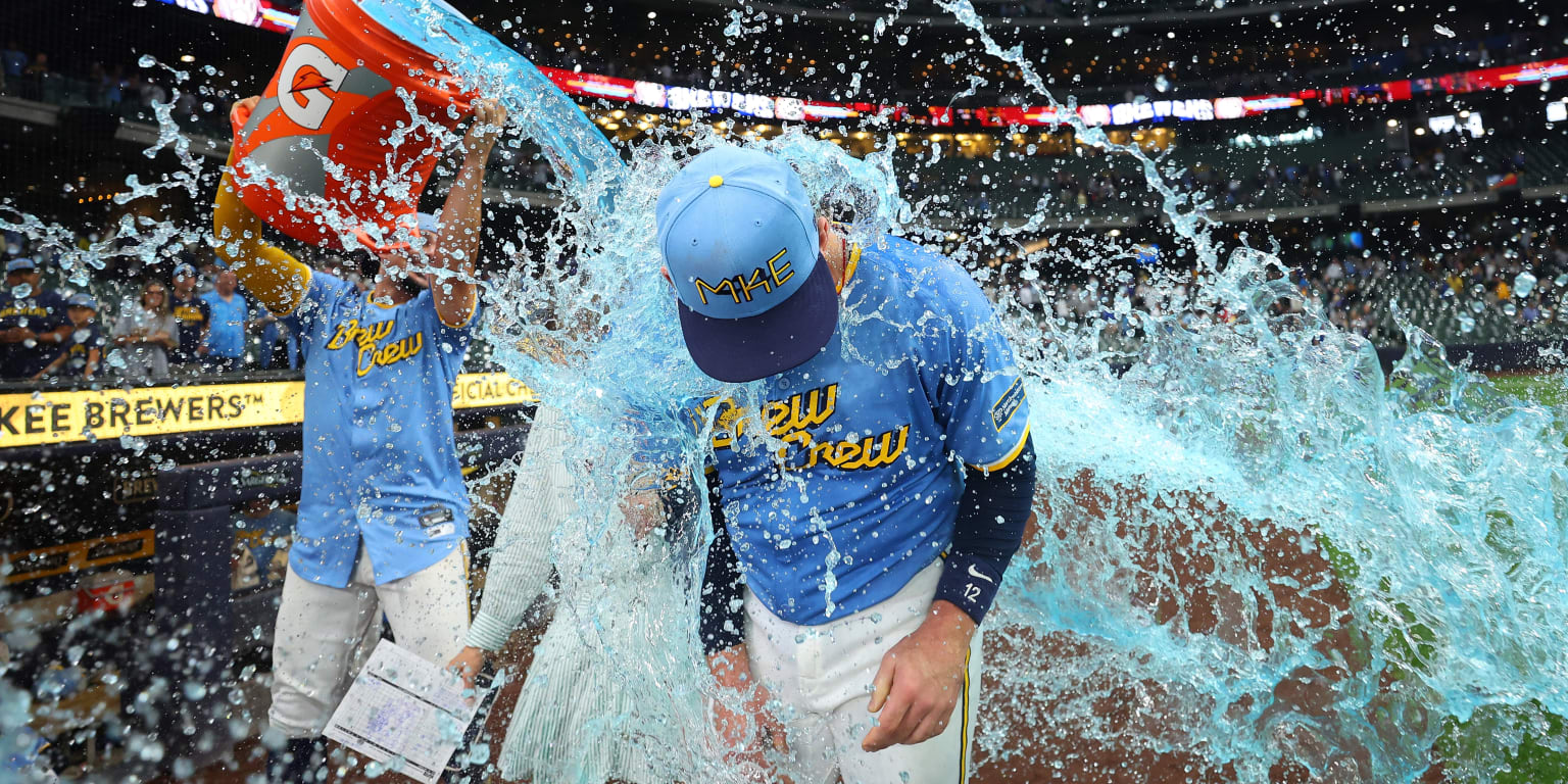 Cerveceros borran desventaja de 8 carreras para frenar escobas de D-backs