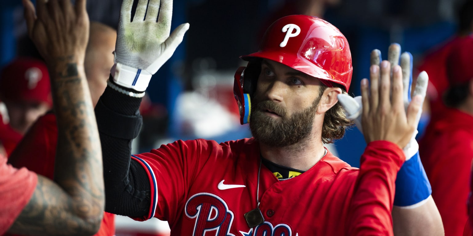 Harper fue el motor de Filis con 2 HR para vencer a Azulejos