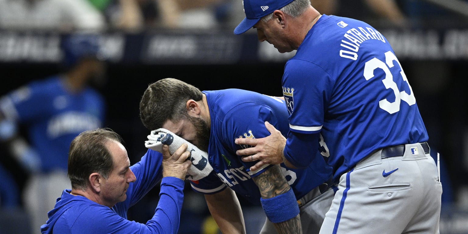 Kyle Isbel exits with injury to face after foul ball