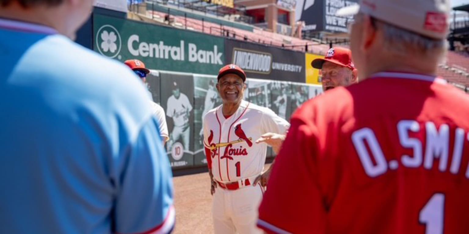 Ozzie Smith connects with fans at 'Turn Two with Ozzie' event