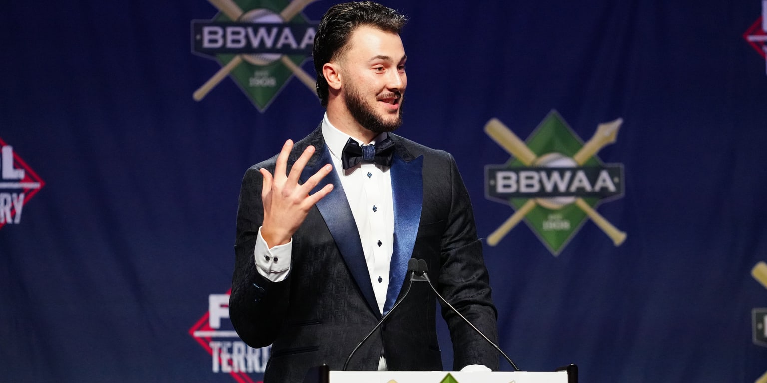 Shohei Ohtani, Aaron Judge receive MVP awards at BBWAA dinner