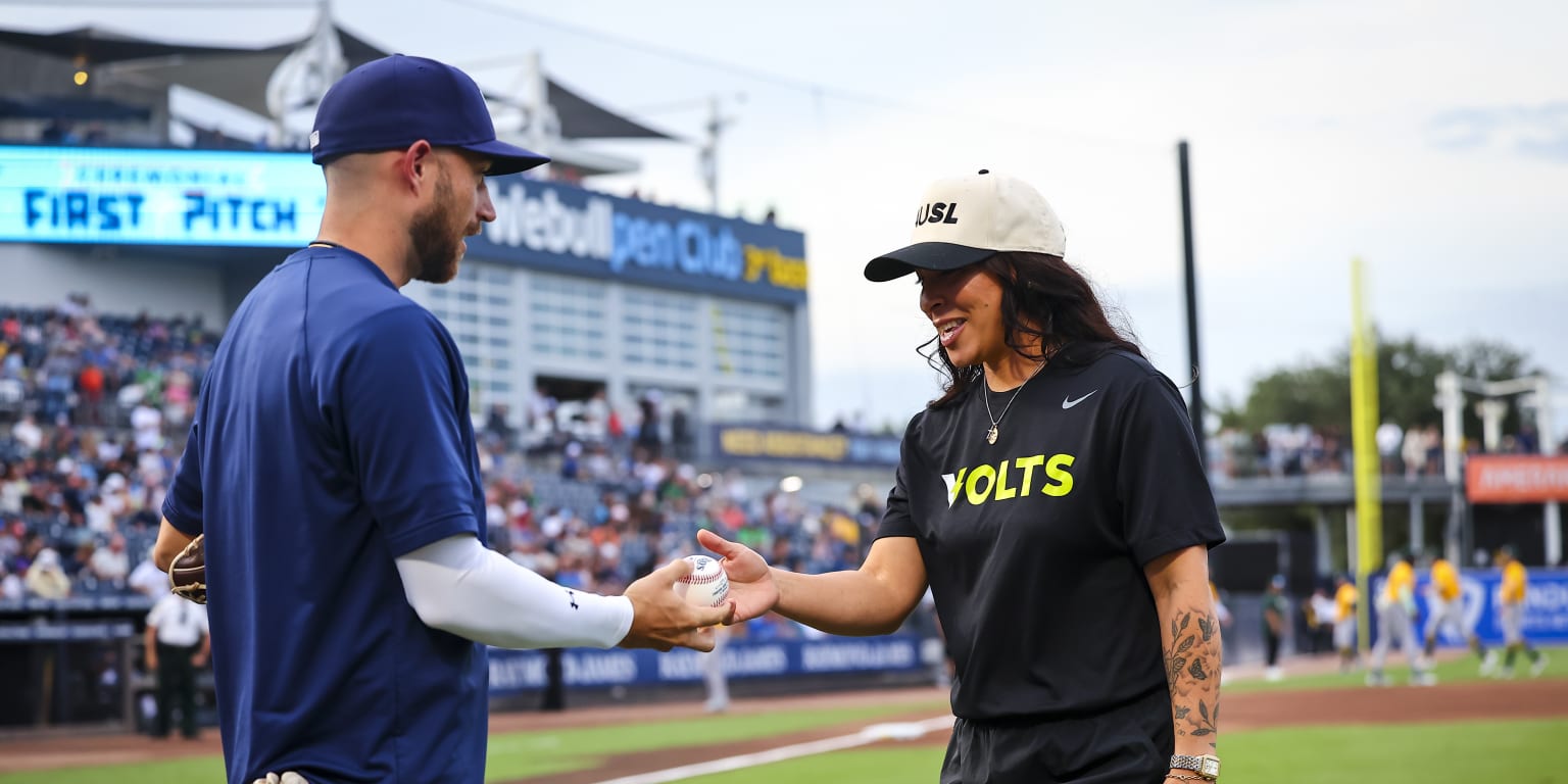 Brandon Lowe catches first pitch from Sierra Romero before Rays game