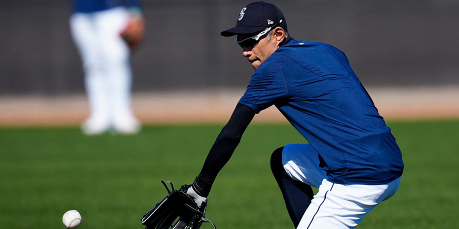 Ichiro plays infield at Mariners' Spring Training camp
