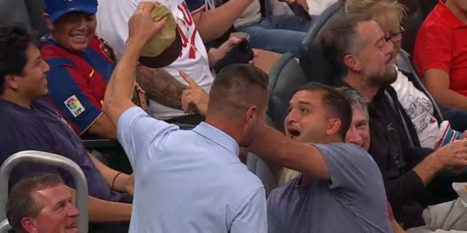Fans team up to catch foul ball at Target Field