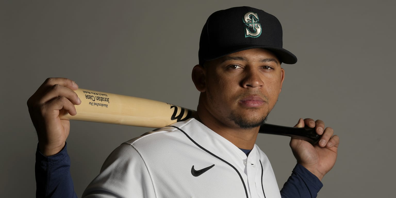 Jonatan Clase shows off speed in Mariners Spring Training