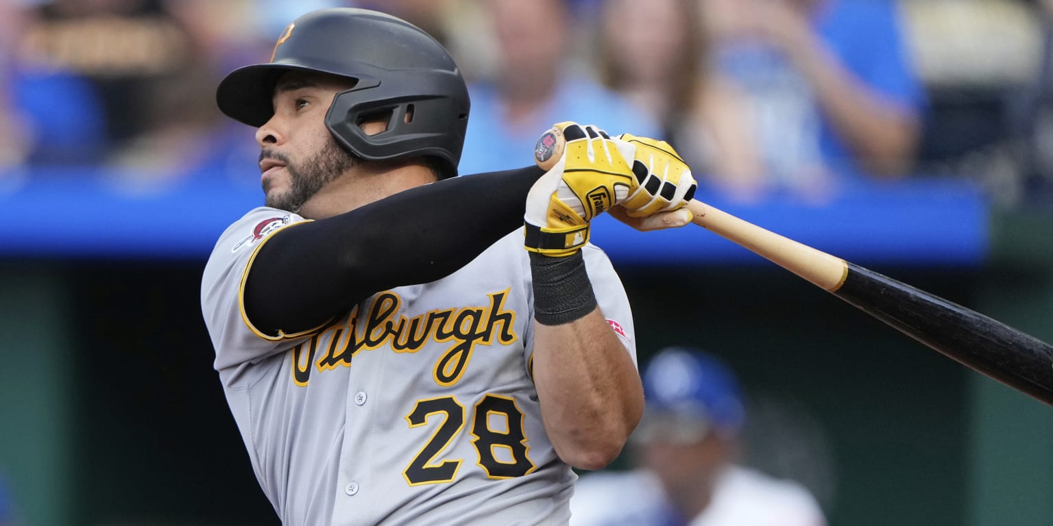 Pirates' road struggles continue in series opener against Royals