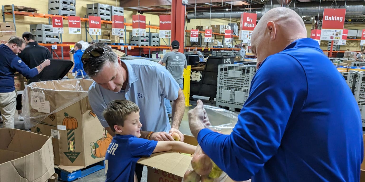Royals participate in Thanksgiving food drive