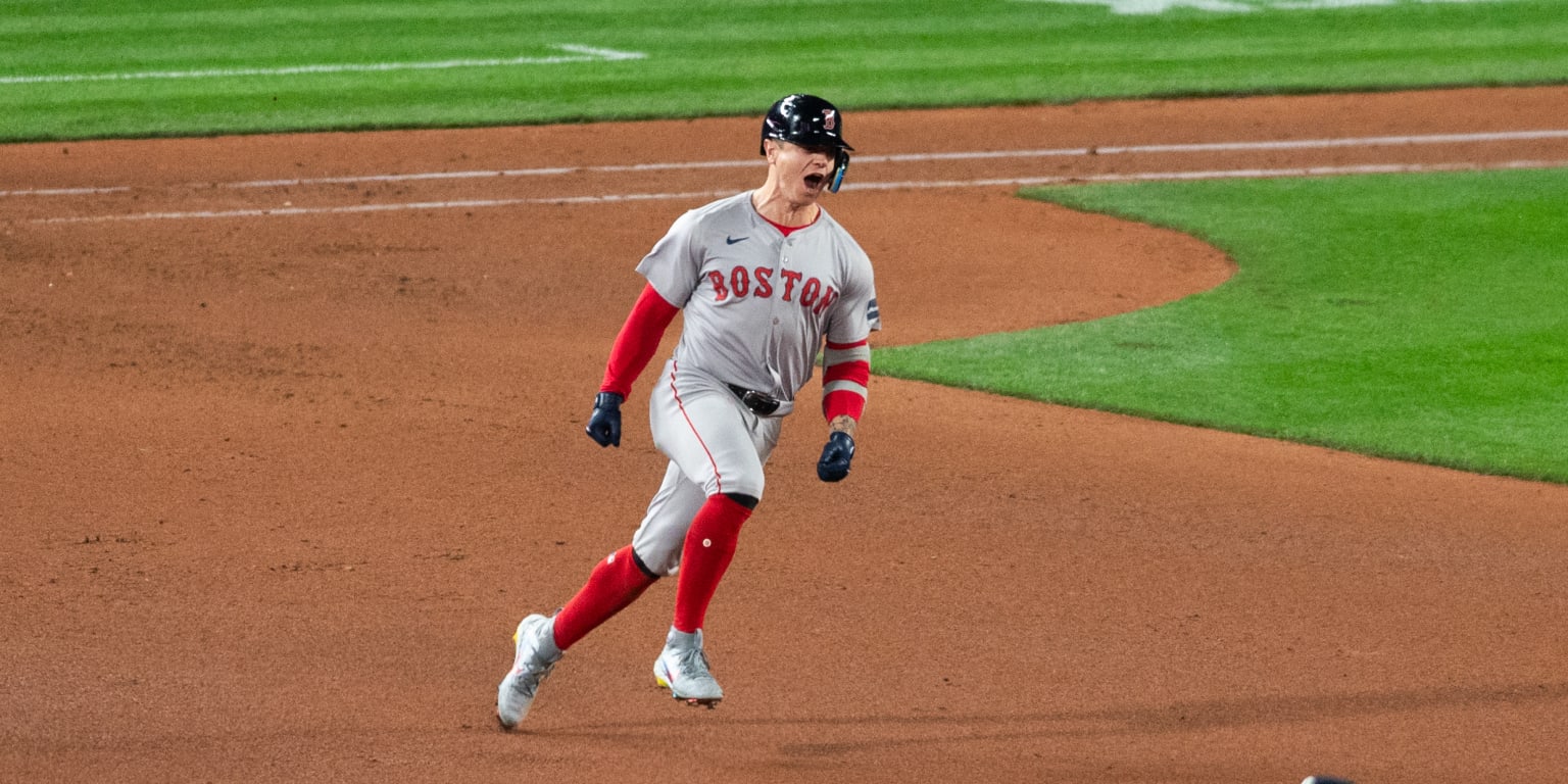 Tyler O'Neill hits home run on fifth straight Opening Day