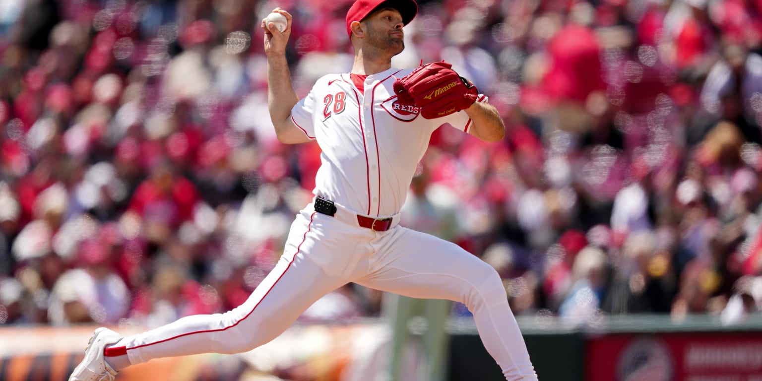 Nick Martinez, Reds lose series finale to Phillies