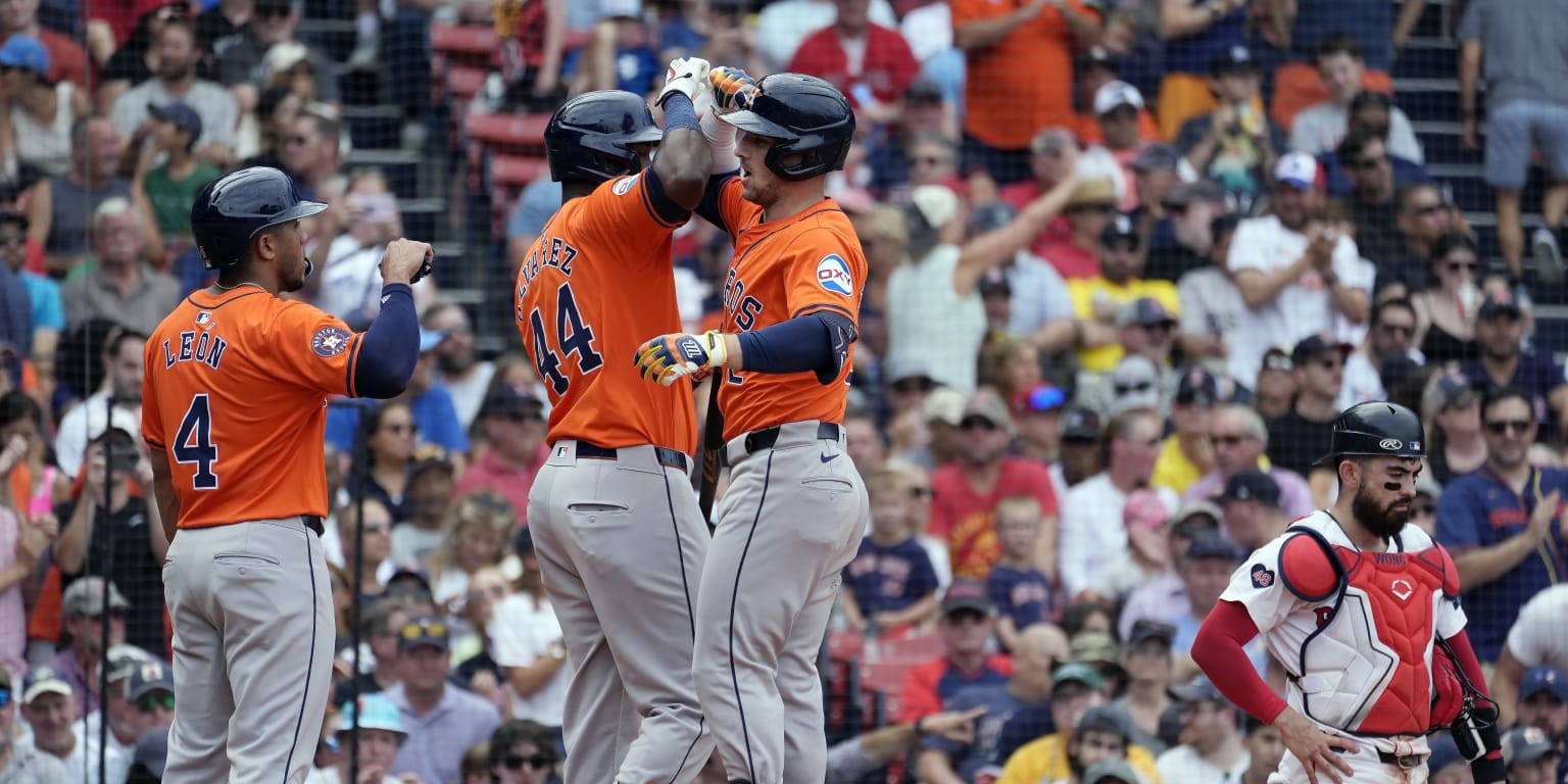 Astros' offense breaks out in sweep of Red Sox