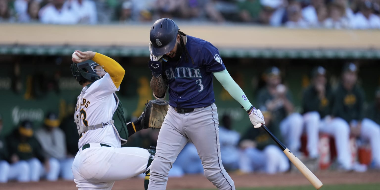 Mariners lose to A's on walk-off home run