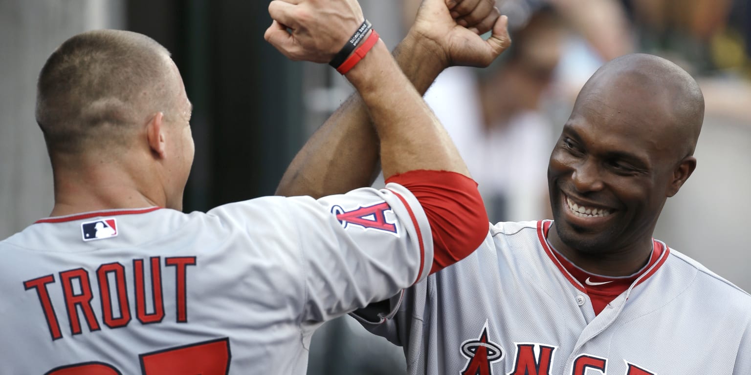 Torii Hunter helps Mike Trout learn right field at Angels camp