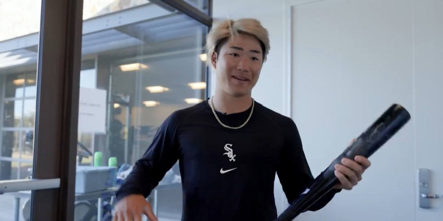 Rikuu Nishida gets autographed bat from Ichiro