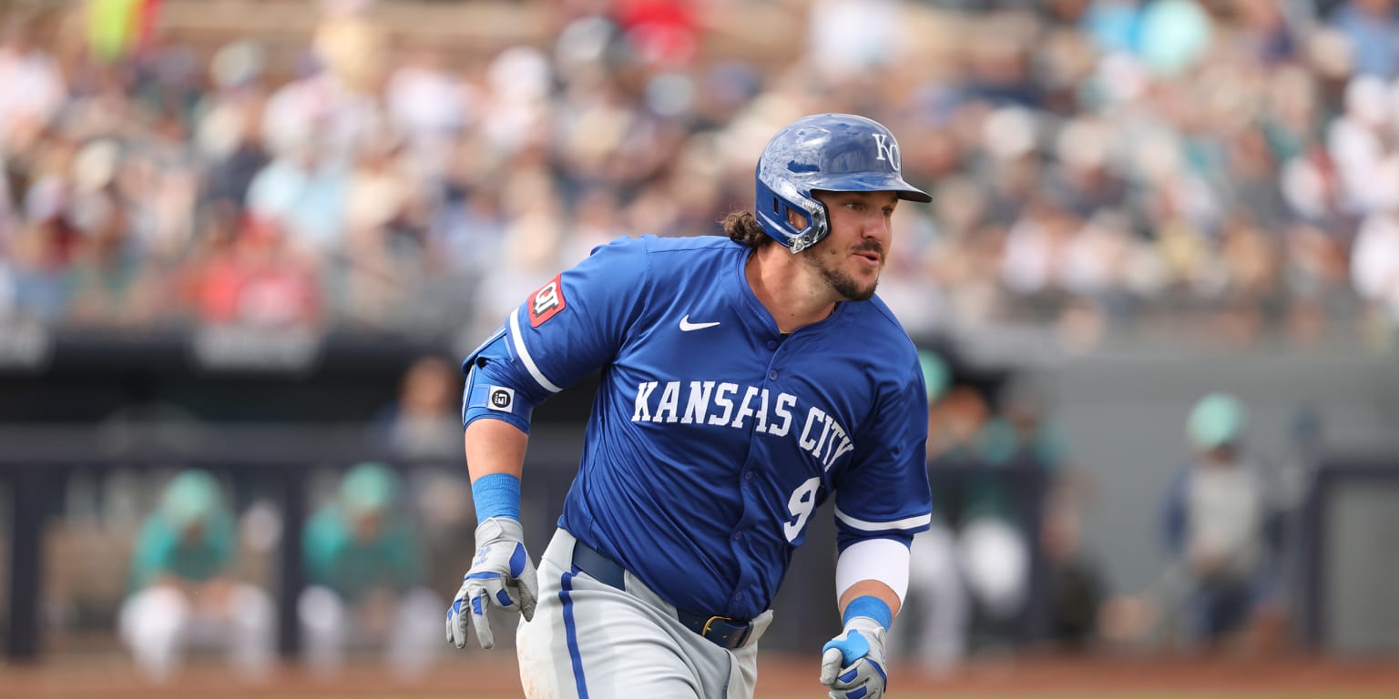 Vinnie Pasquantino injures leg running to first