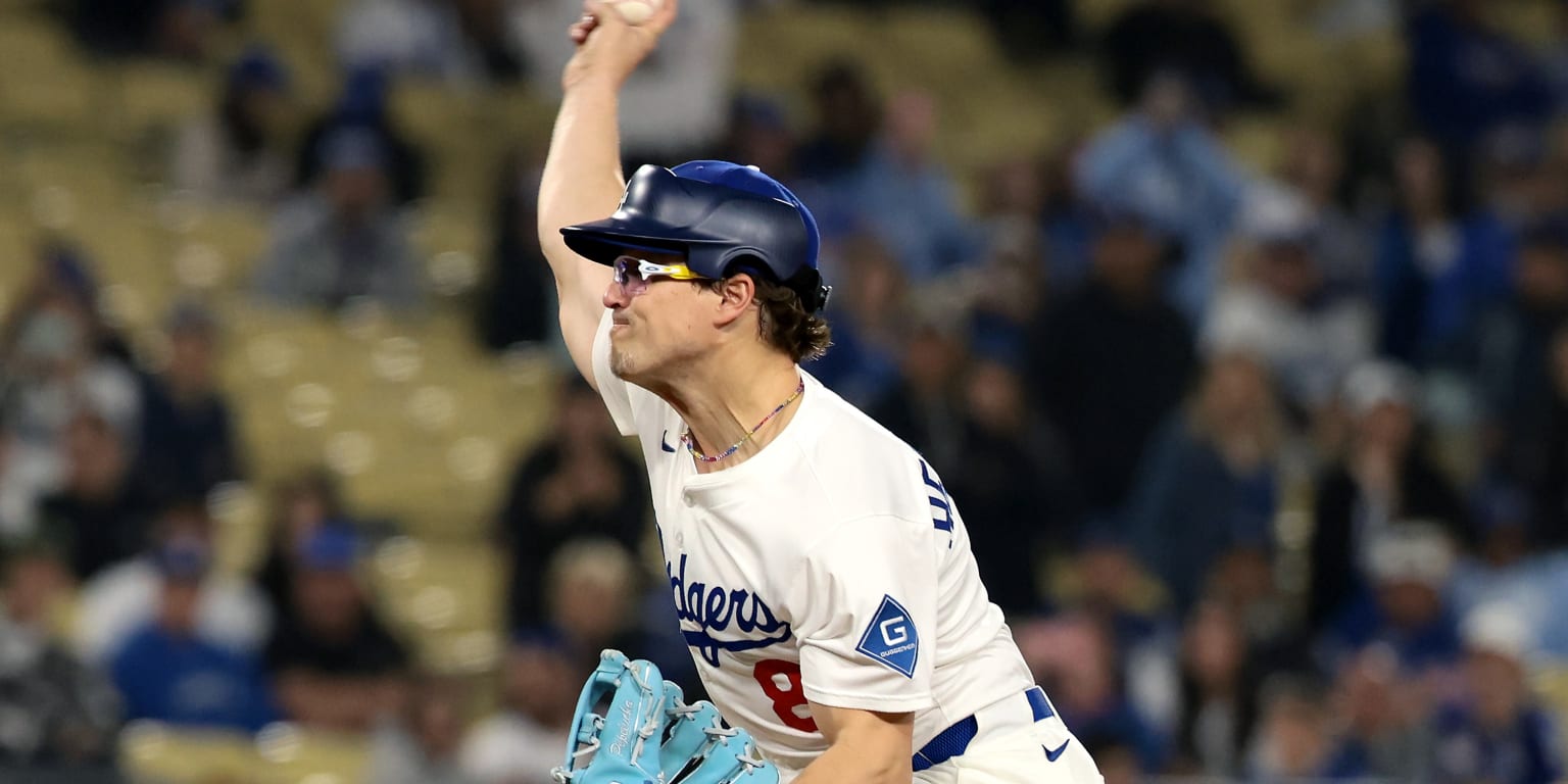 Kiké Hernández wears pitchers' helmet on mound