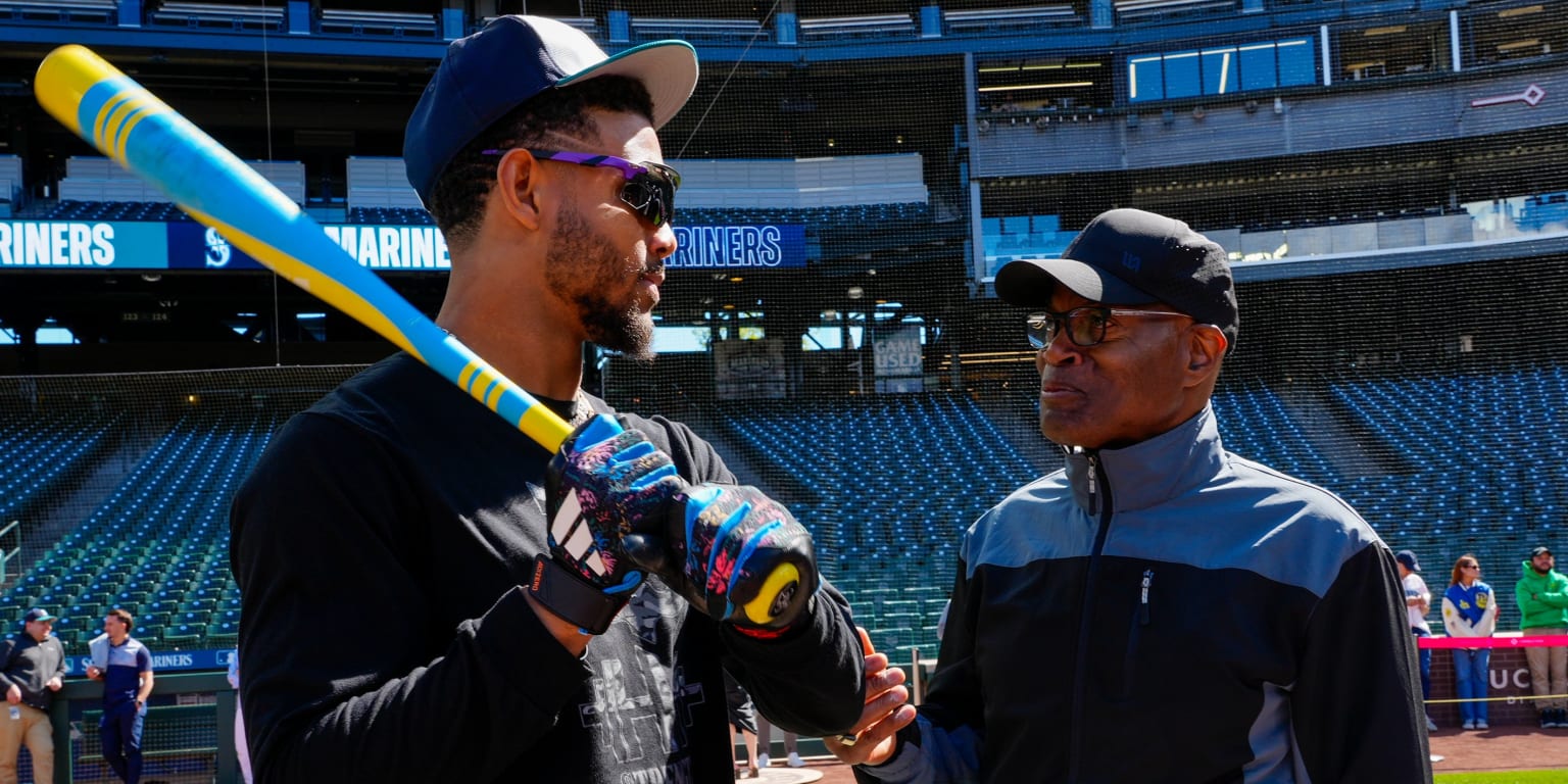 Dave Sims visits Mariners with Yankees' broadcast