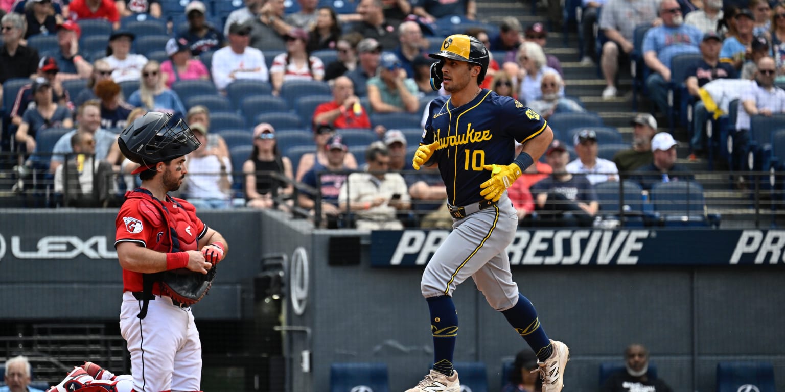 Rhys Hoskins, Sal Frelick homer in Brewers series finale win