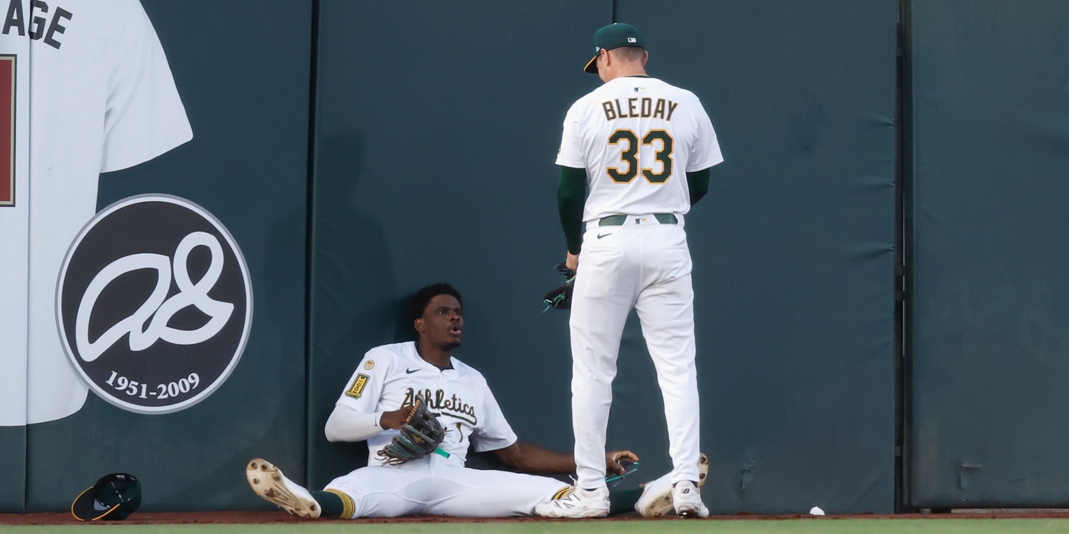 Denzel Clarke injures shoulder making incredible outfield catch