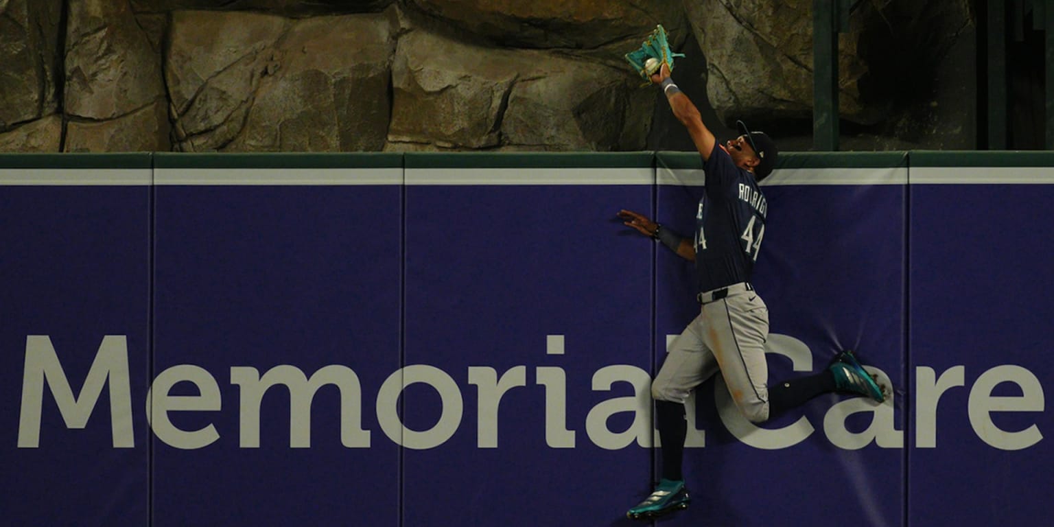 Julio Rodríguez hits RBI triple, robs home run