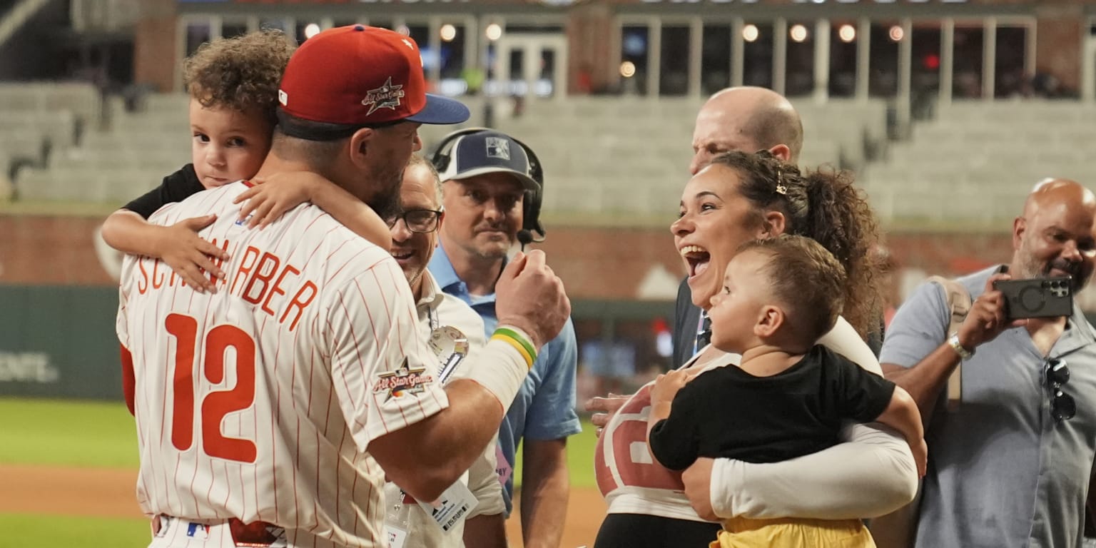 Kyle Schwarber celebrates achievements with family