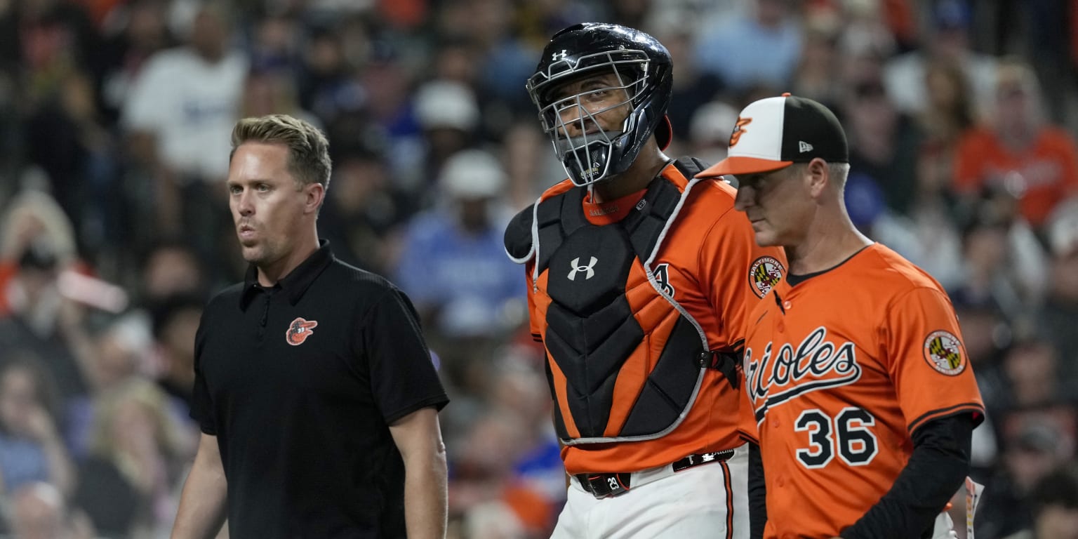 Samuel Basallo leaves game with right hand injury