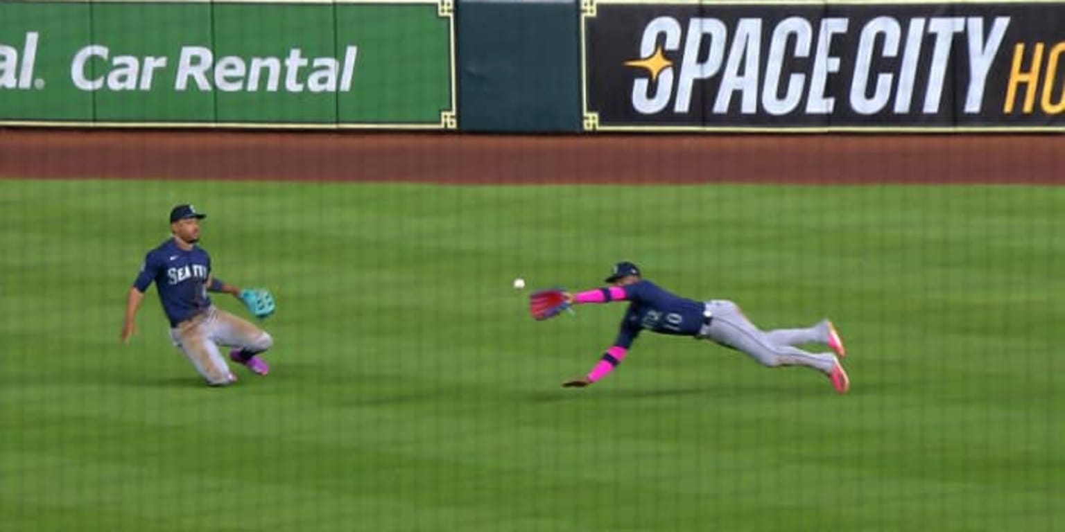 Victor Robles makes diving catch to end Mariners' win