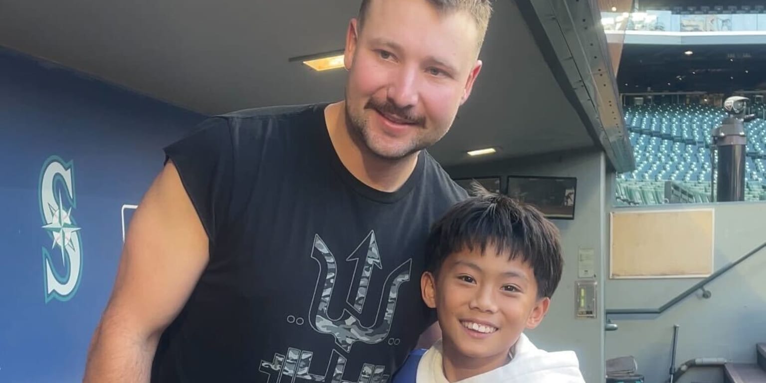 Cal Raleigh meets with child who returned 60th home run ball