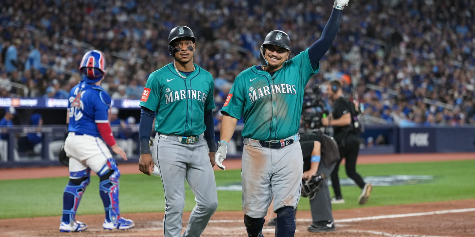 Josh Naylor homers in front of friends, family in Canada