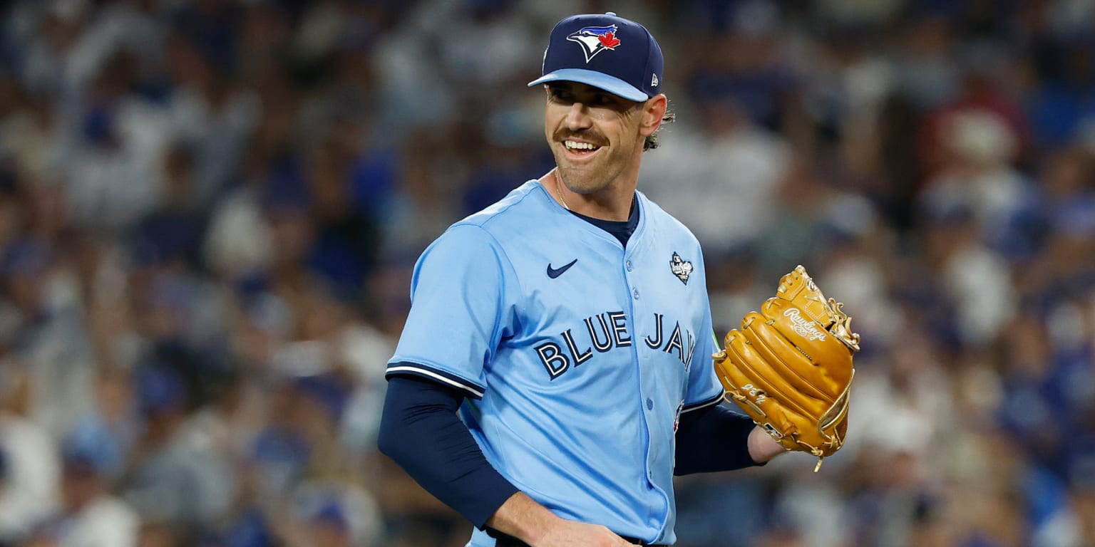 Shane Bieber ejerce su opción con los Azulejos para el 2026