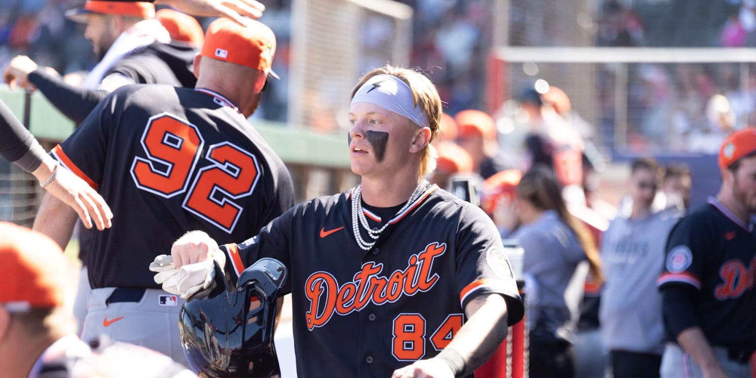 Max Clark loses baseballs in sun in Spring Training game vs. Braves