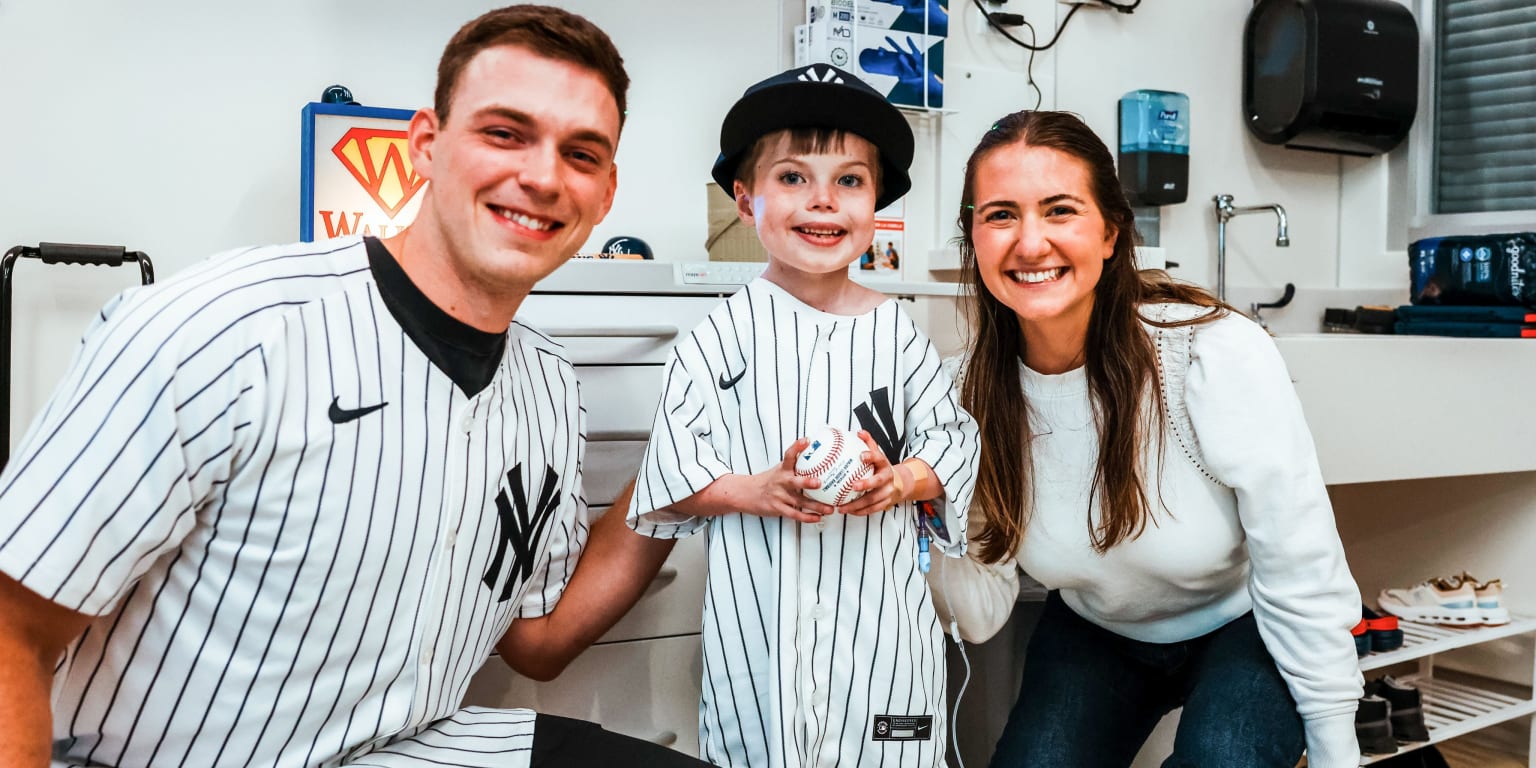 Yankees visit ailing 7-year-old fan at Boston hospital