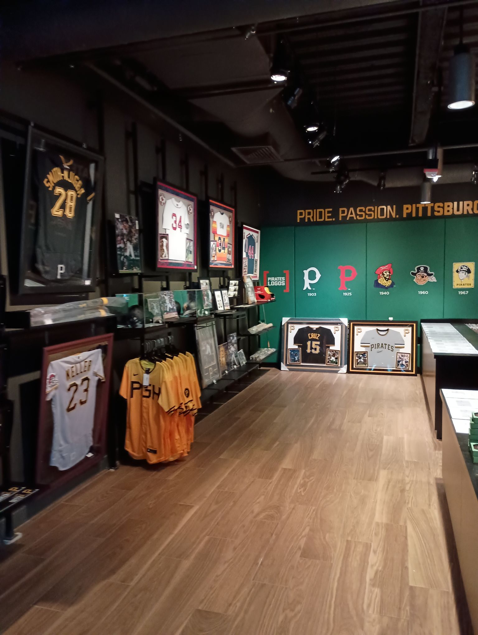 Pittsburgh Pirates Authentics | MLB Authentication | MLB.com
