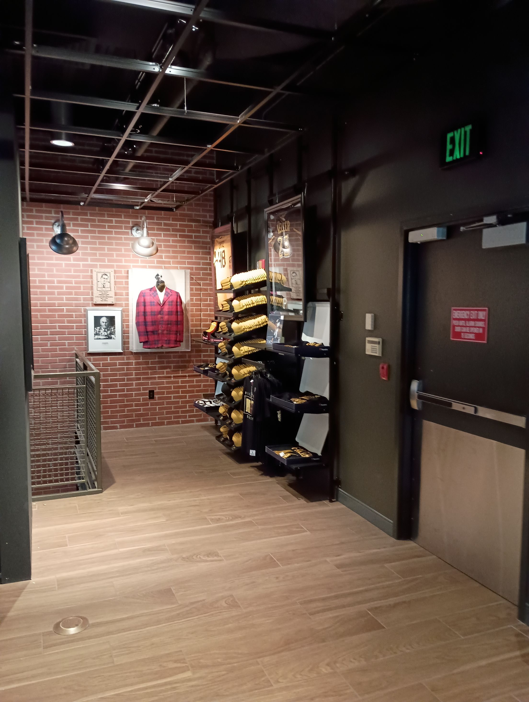 Pittsburgh Pirates Authentics | MLB Authentication | MLB.com