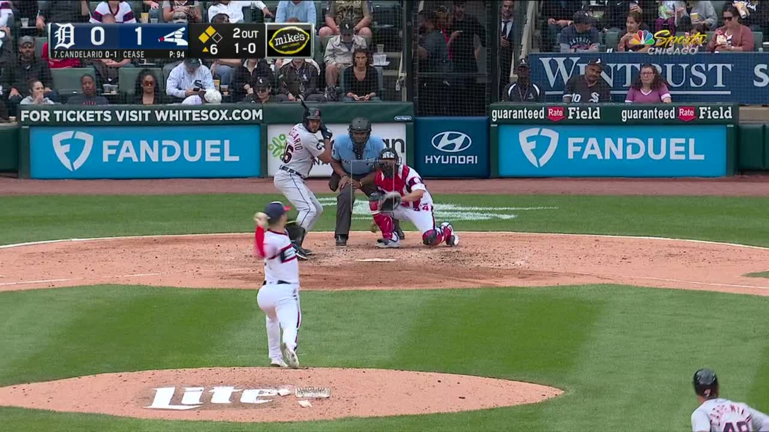 Jeimer Candelario flies out to center fielder Adam Engel. | 09/25/2022 ...
