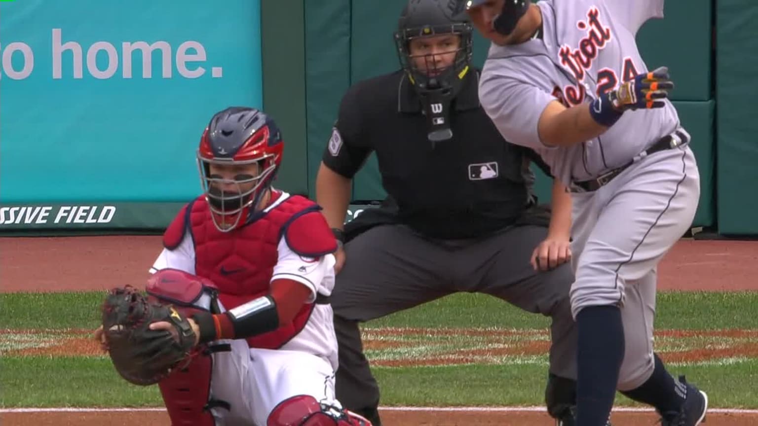 Trevor Bauer Foul to Miguel Cabrera | 12/04/2018 | Lasmayores.com