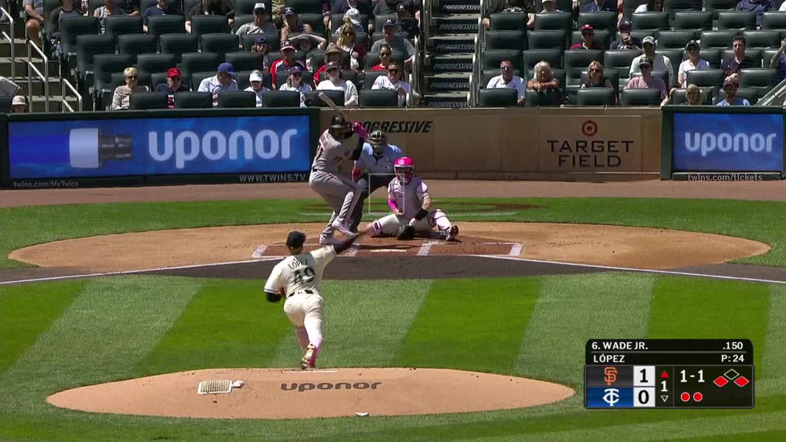 LaMonte Wade Jr. batea elevadito de out a primera base Ty France en territorio de foul. | 11/05 ...