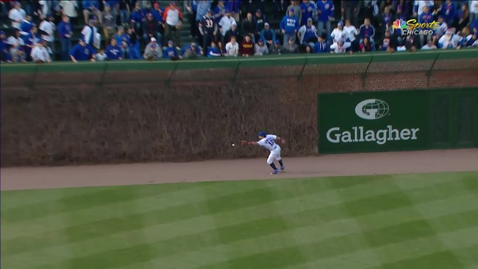 Travis Shaw flies out to center fielder Albert Almora. | 04/26/2018 ...