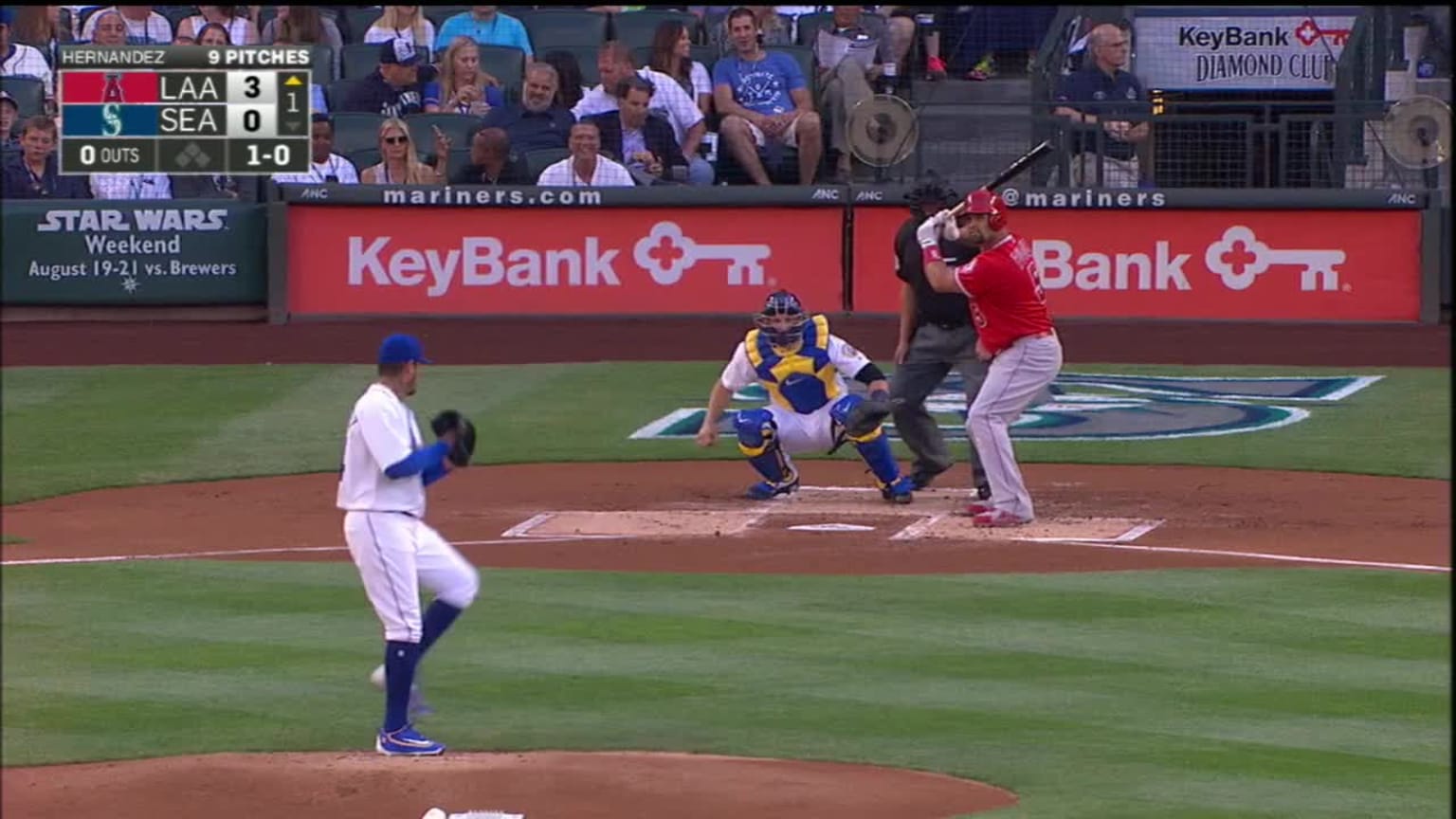 Felix Hernandez Foul to Albert Pujols | 08/05/2016 | Los Angeles Dodgers