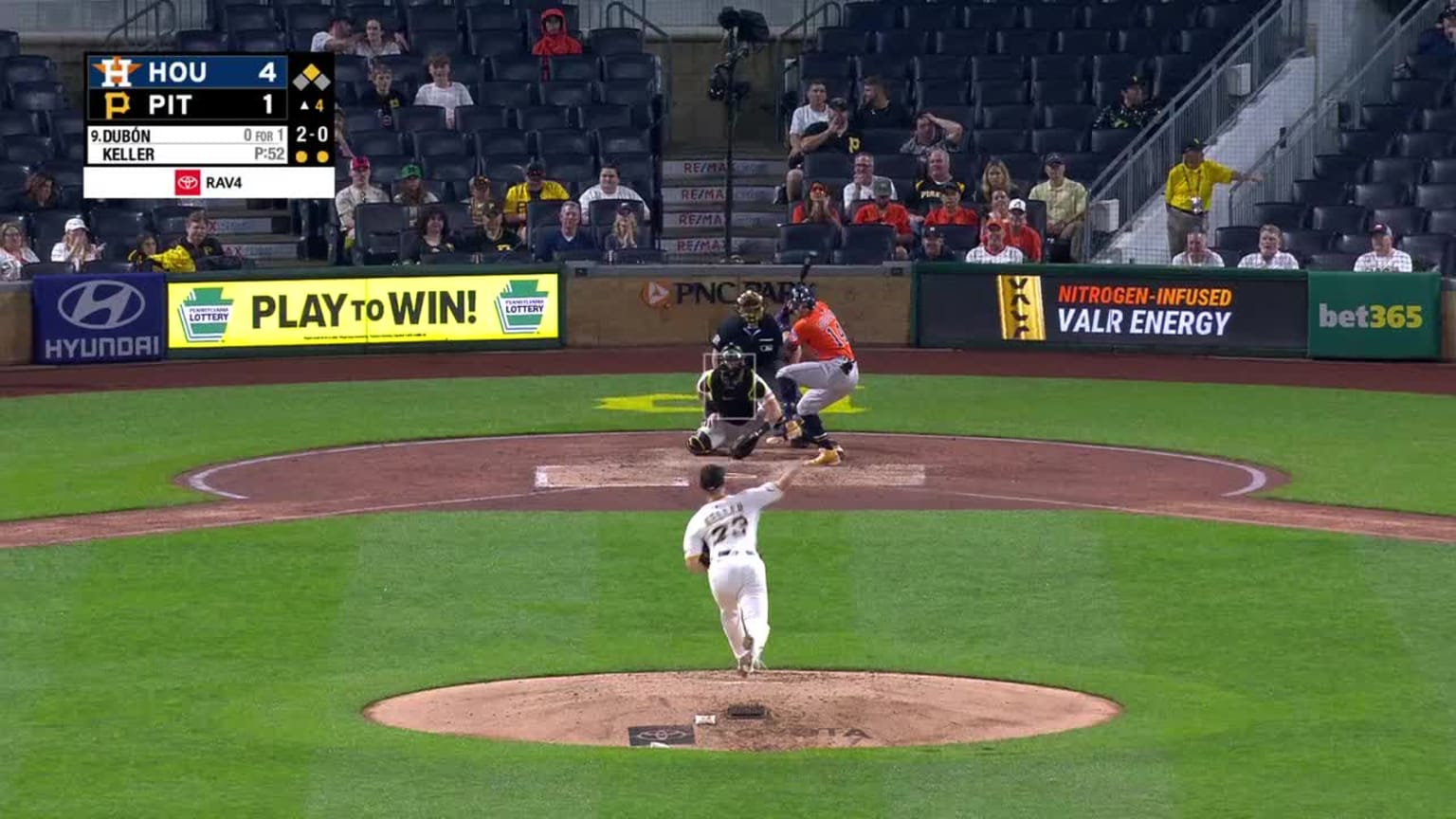 Mauricio Dubón flies out to right fielder Bryan Reynolds. | 06/05/2025 ...