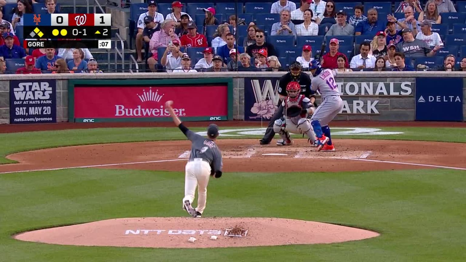 Francisco Lindor pops out to first baseman Dominic Smith in foul ...