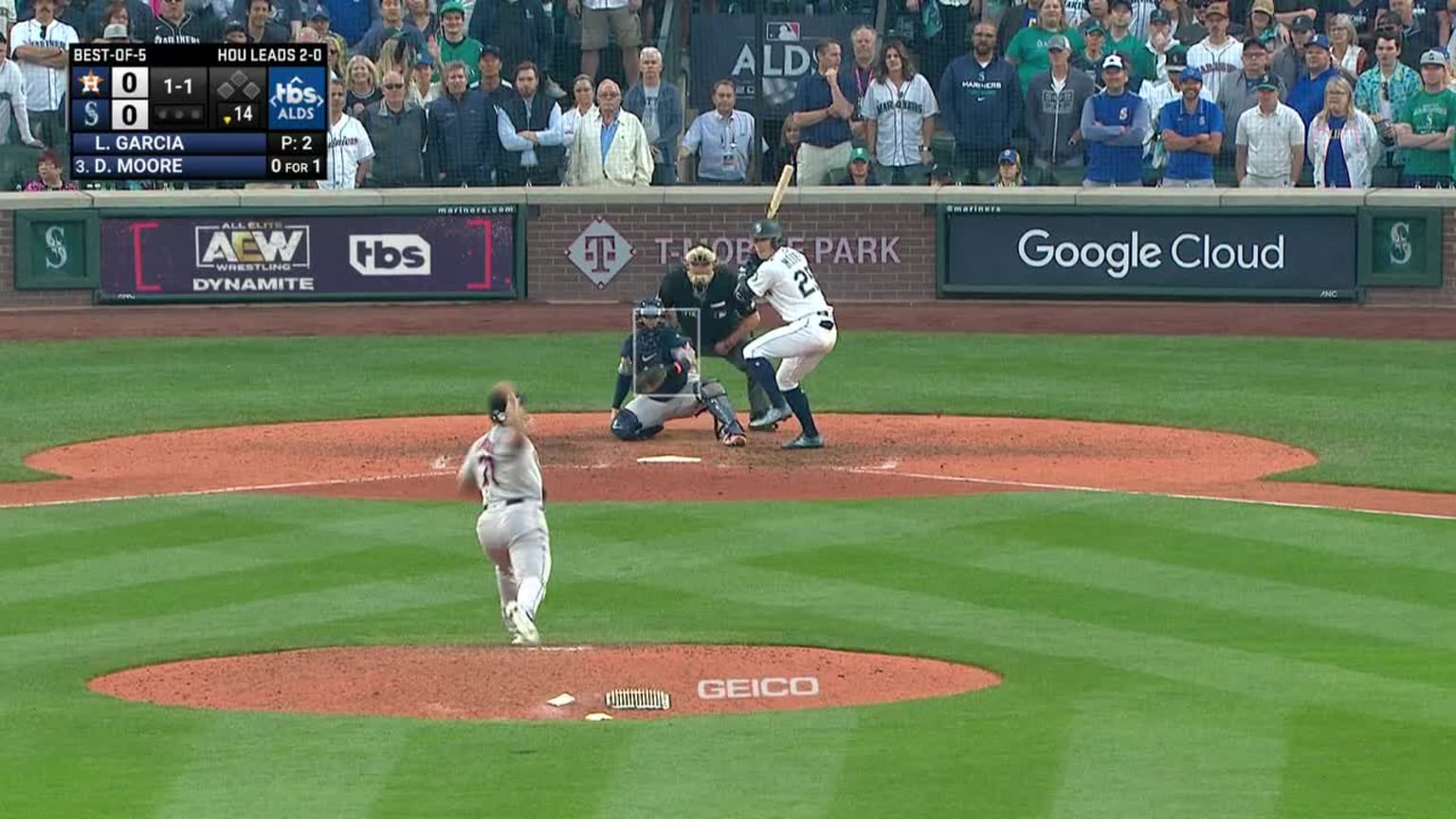 Dylan Moore flies out to left fielder Yordan Alvarez. | 10/15/2022 ...