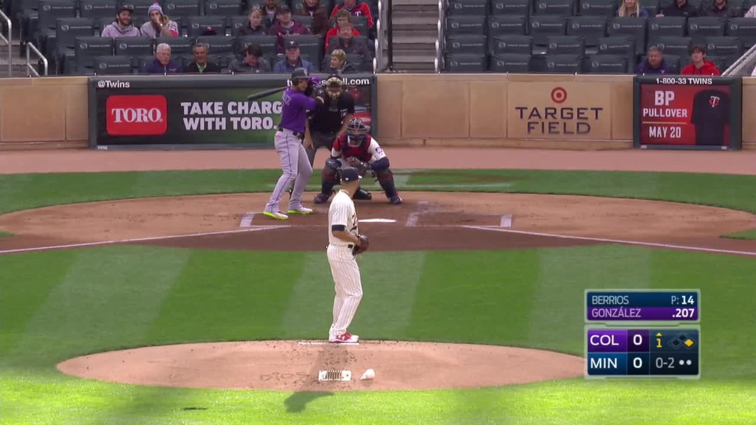 Carlos Gonzalez se poncha tirándole. | 18/05/2017 | Los Phillies de Filadelfia